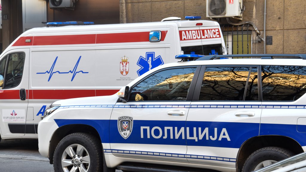 DRAMA U NOVOM SADU: Muškarac pretio da će skočiti sa zgrade, sve službe odmah izašle na teren ...