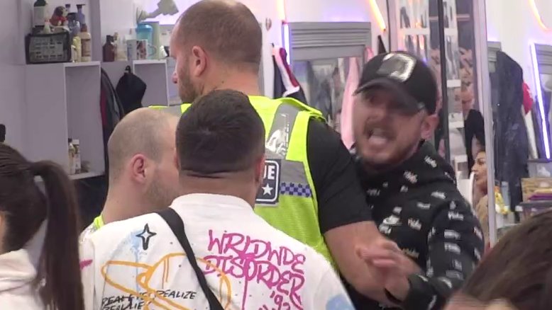 OBEZBEĐENJE NAPRAVILO ŽIVI ZID! Stefanović i Gastoz zatresli zidove ...