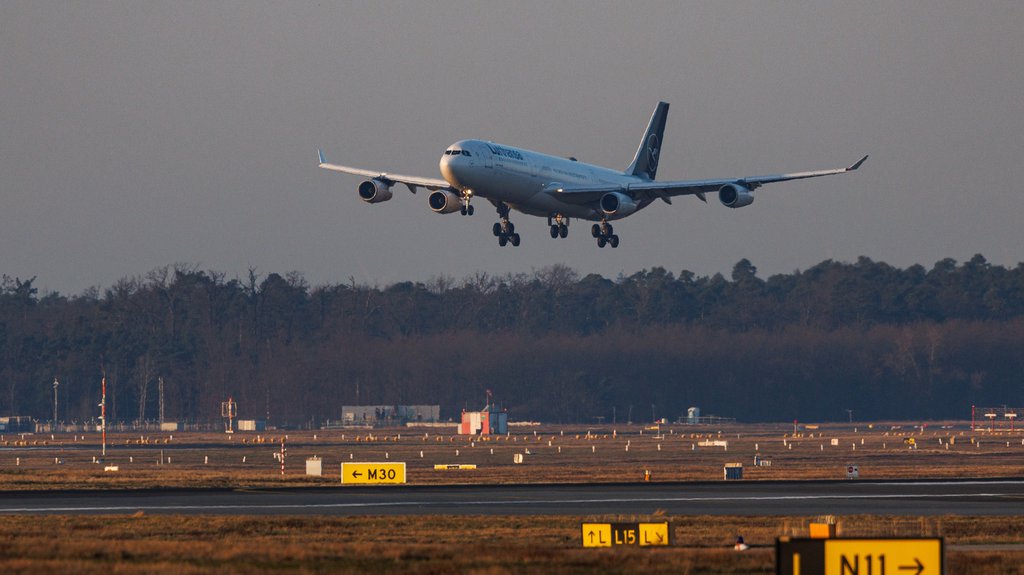 JEDNA REČ IZAZVALA PANIKU U AVIONU! Drama na 10.000 metara: Avion pun ...