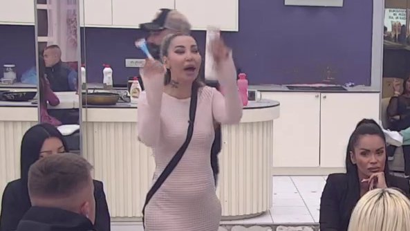 BLAM VEKA: Anđela oblatila Aneli na sva zvona, pa joj Džordi poklonila BRIJAČ i ŠAMPON na račun ...