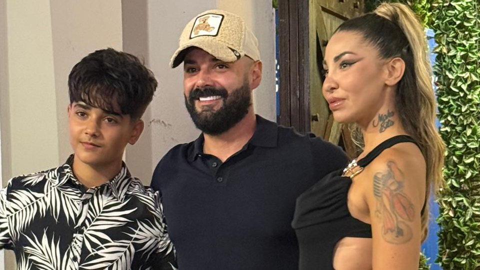 BUKTE STRASTI NASRED RESTORANA! Aneli Ahmić i Luka Vujović u ljubavnom ...