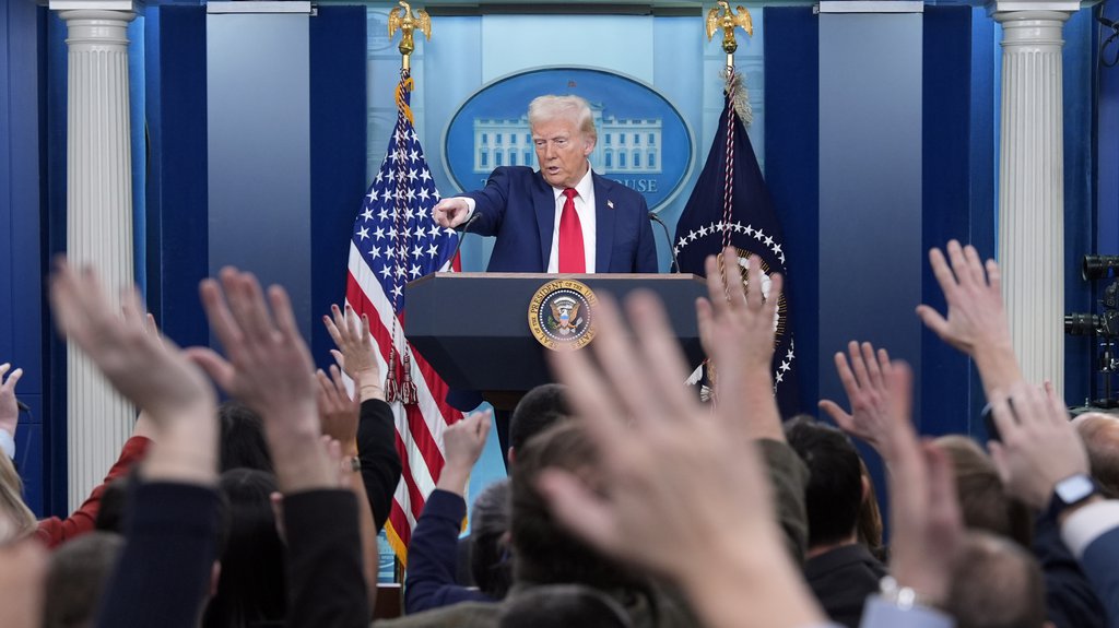 Da li je sve spremno? Trampova kampanja prodaje kape koje sugerišu da bi mogao ponovo da se ...