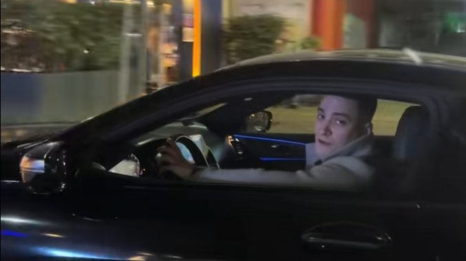 UHODILA DEČKA: Pevačica napravila pravu poteru po gradu, on bio s ...