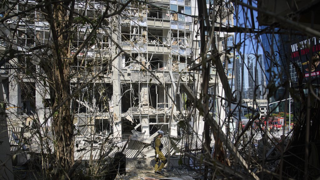 VELIKA EKSPLOZIJA U IRANU: Rafinerija nafte u plamenu, nadvio se gusti ...