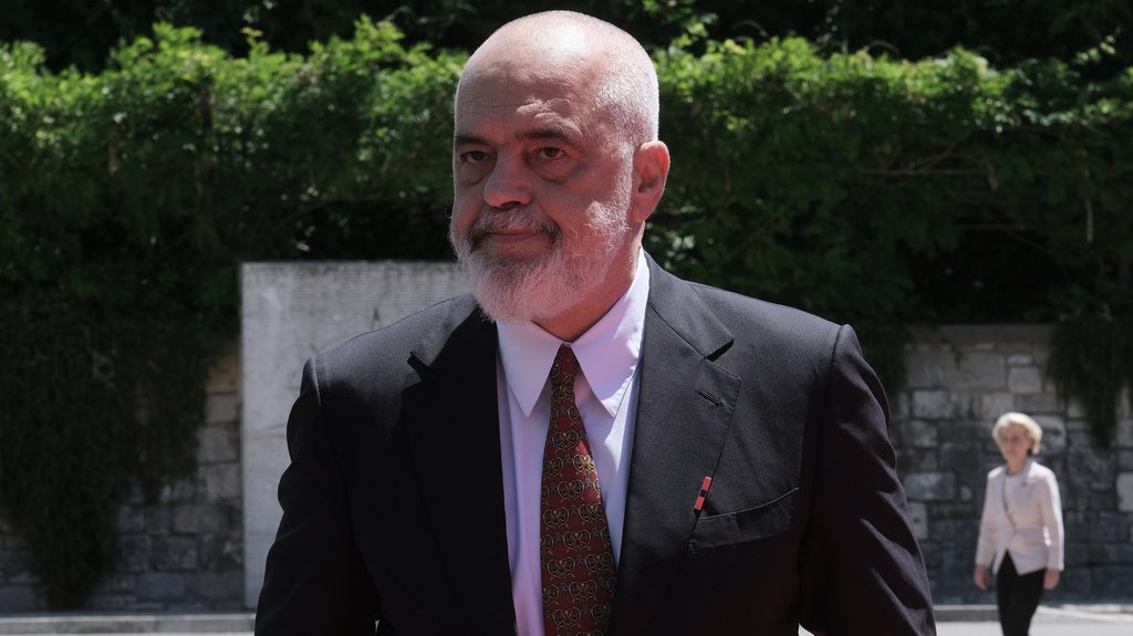 'FLAMINGO REVOLUCIJA' TRESE ALBANIJU: Građani poručili premijeru ...