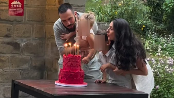 Ovako se slavi kod Rokvića: Torta puna crvenih srca, pesma, a majka Slavica sve objavila (FOTO ...